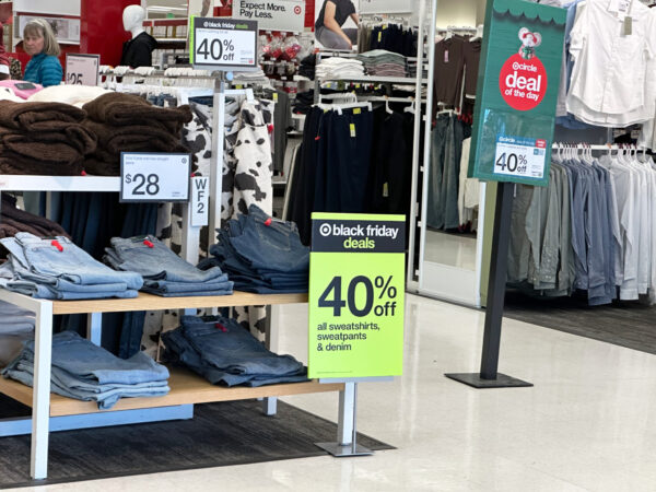 Black Friday Store Hours and Giveaways 2025 Guide - NewsLooks